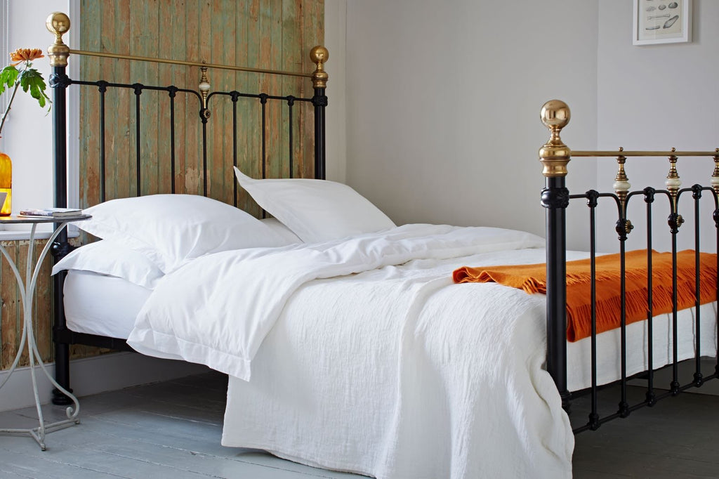 Abingdon Antique Bedstead With Brass Top Rails And Ceramic Finish ...